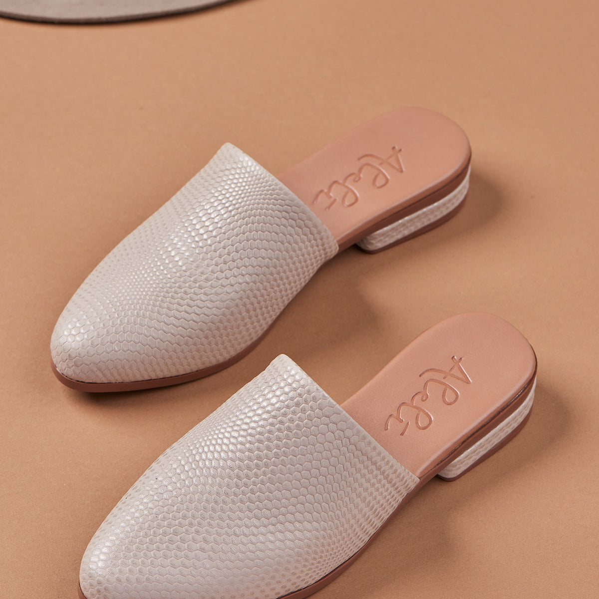 Sueco Amelia Cuero Perla – Aleli zapatos